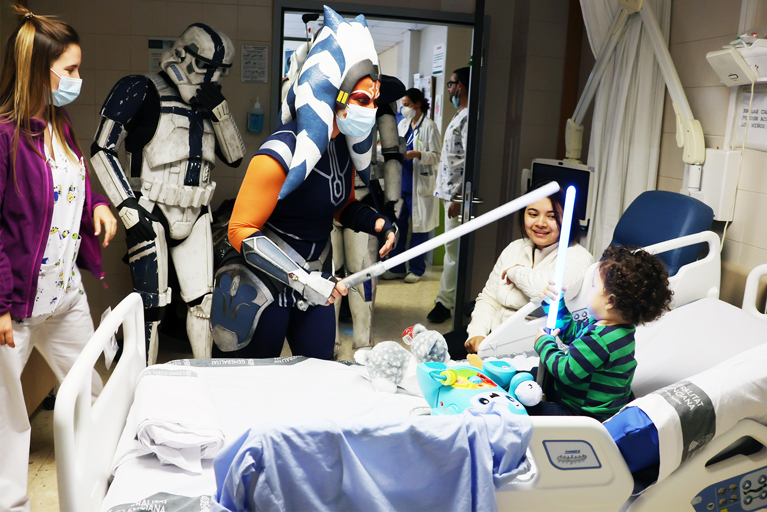 Las Fuerzas Imperiales de Star Wars visitan a los niños del Hospital ...