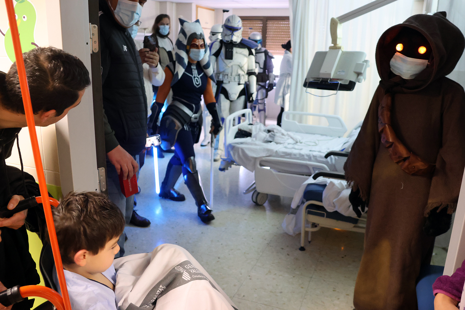 Las Fuerzas Imperiales de Star Wars visitan a los niños del Hospital ...